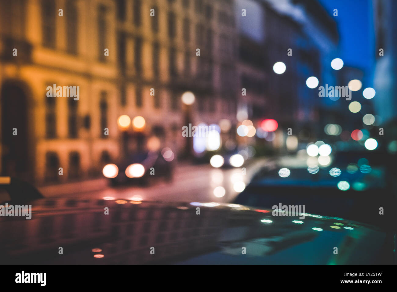 Busy milan hi-res stock photography and images - Alamy