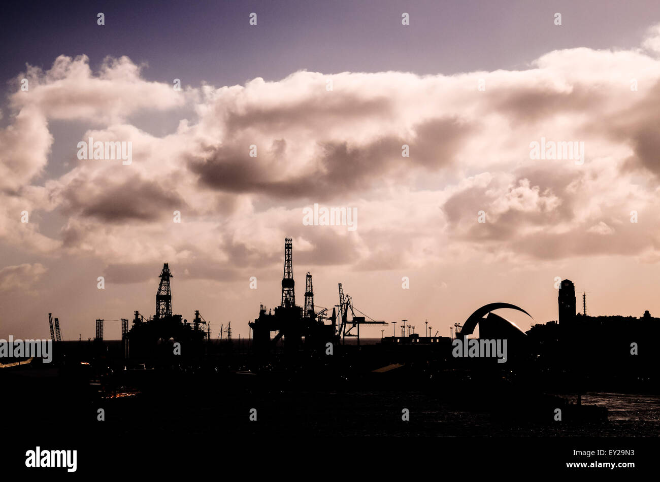 Oil Drilling Rig Silhouette Stock Photo - Alamy