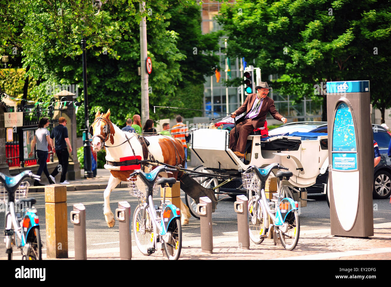 An Irish horse drawn taxi moving through the centre of Dublin Stock ...