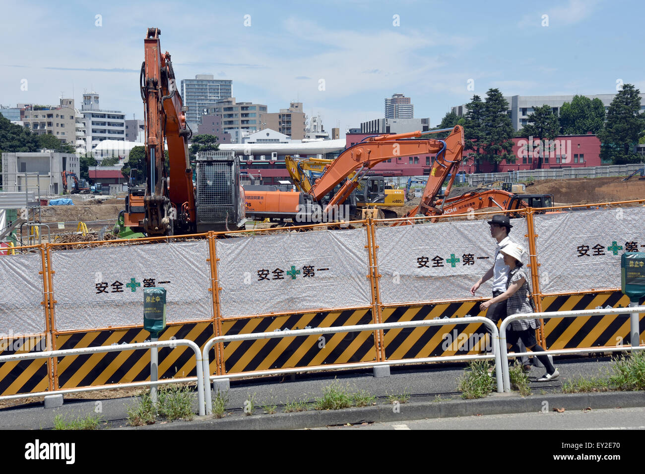 Tokyo, Japan. 19th July, 2015. Ground leveling continues following ...