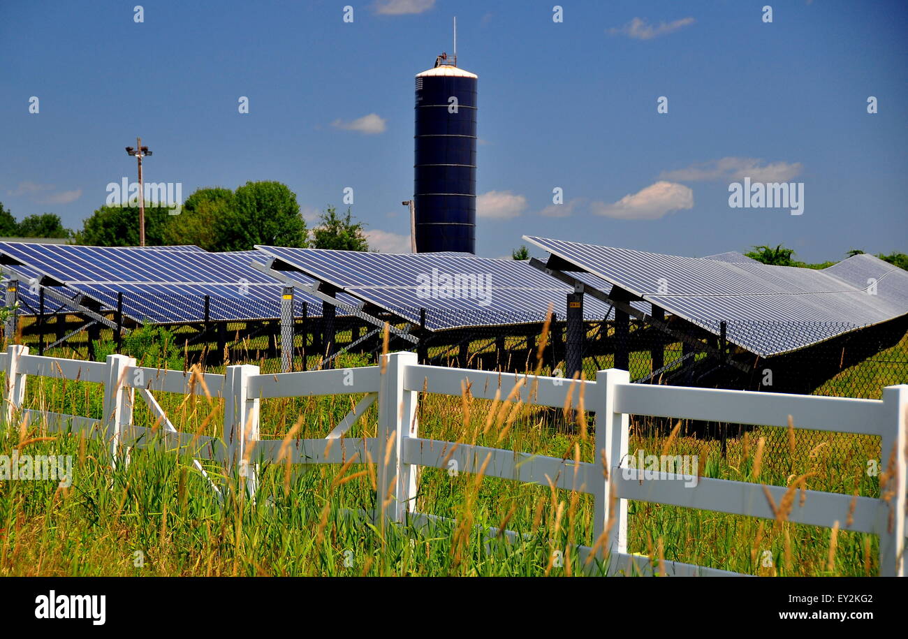 Solar energy farm hi-res stock photography and images - Alamy
