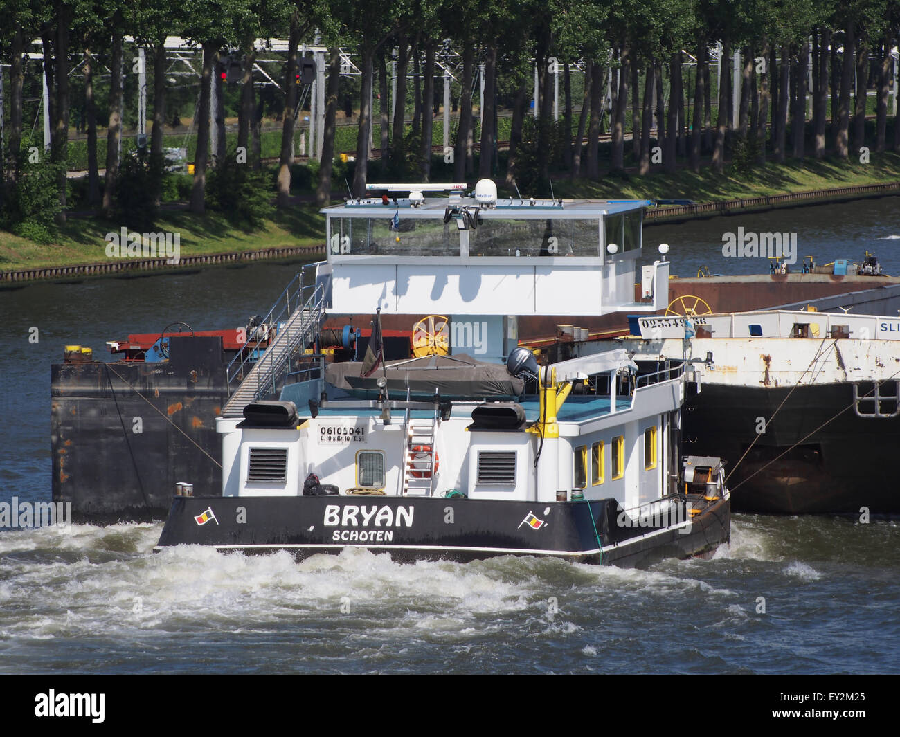 The Bryan, a container ship, is pushing the barge Slinge along the ...