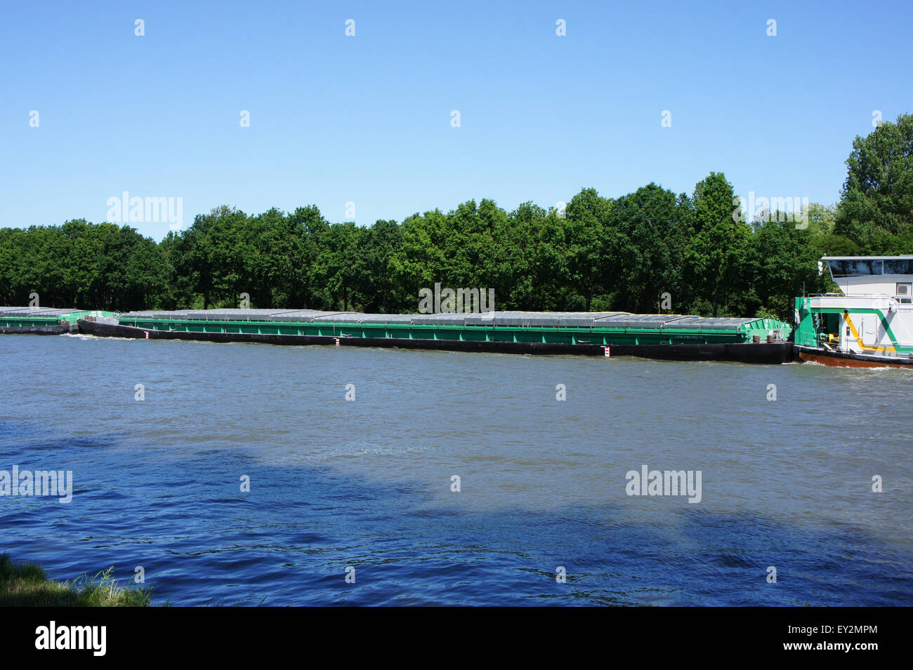 The Dork, a chemical tanker with ENI 06105119, moves through the ...