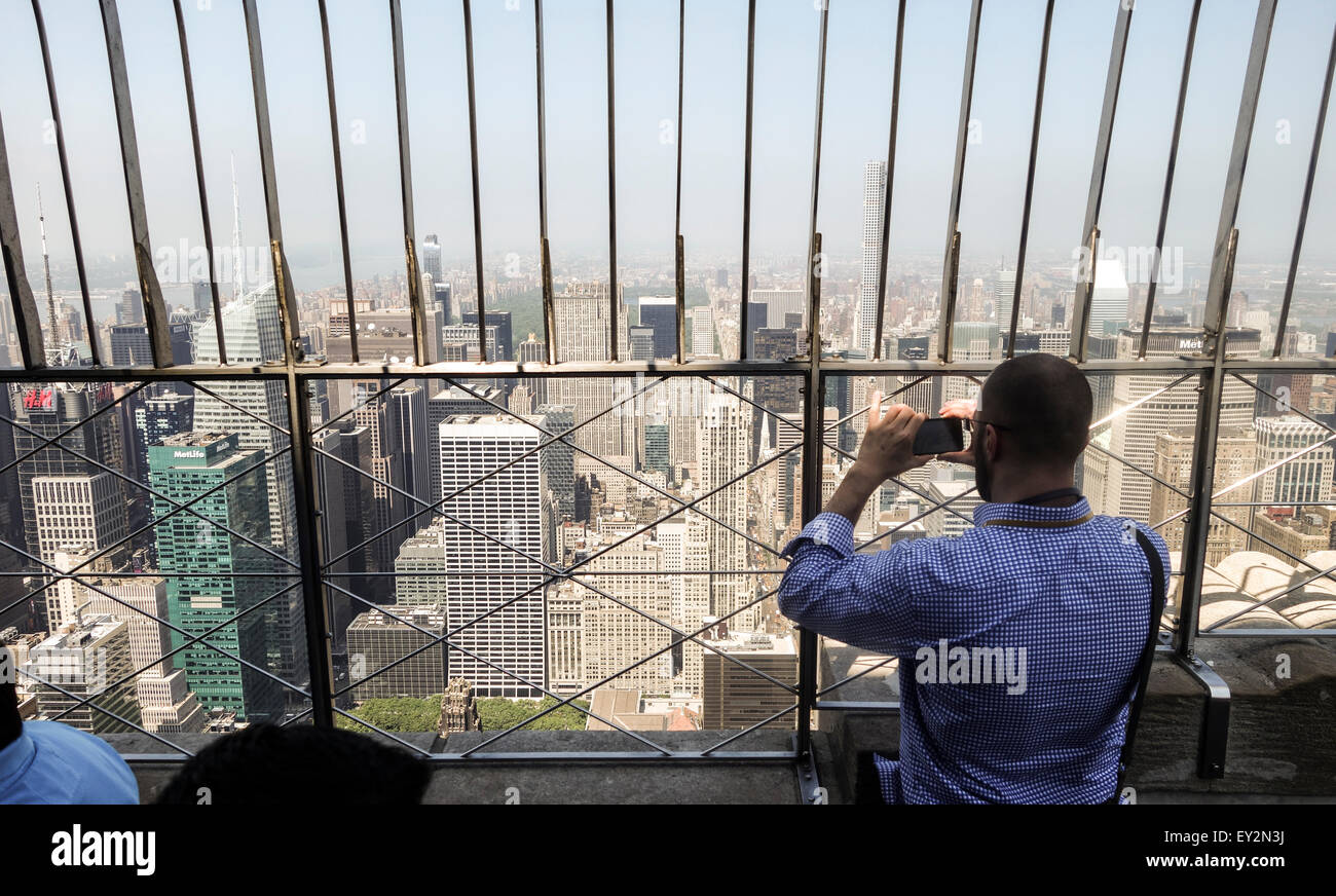 Tourists on top of Empire State Building, 86th floor Observation Deck ...