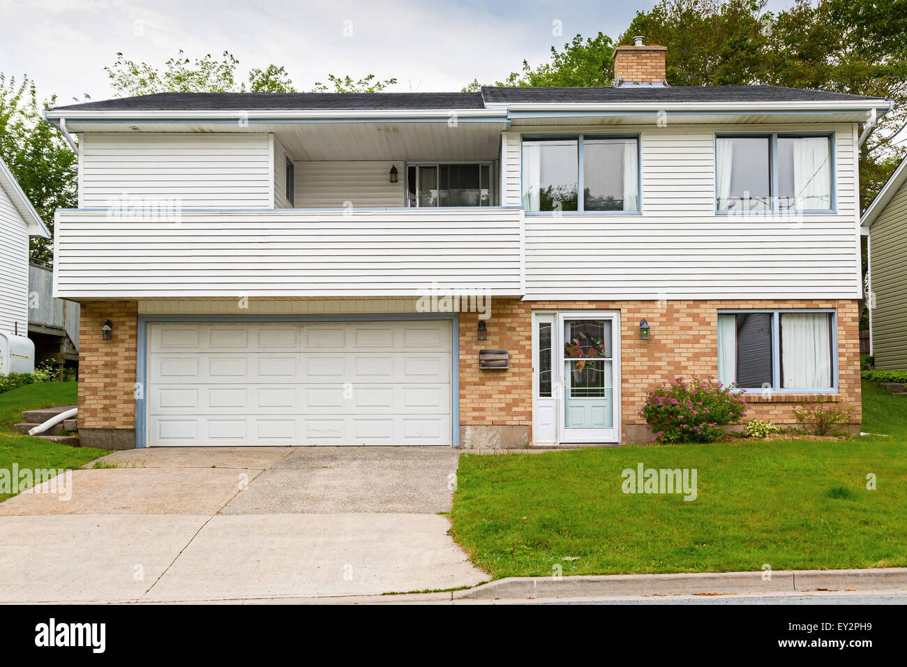 Split level home 60's hi-res stock photography and images - Alamy