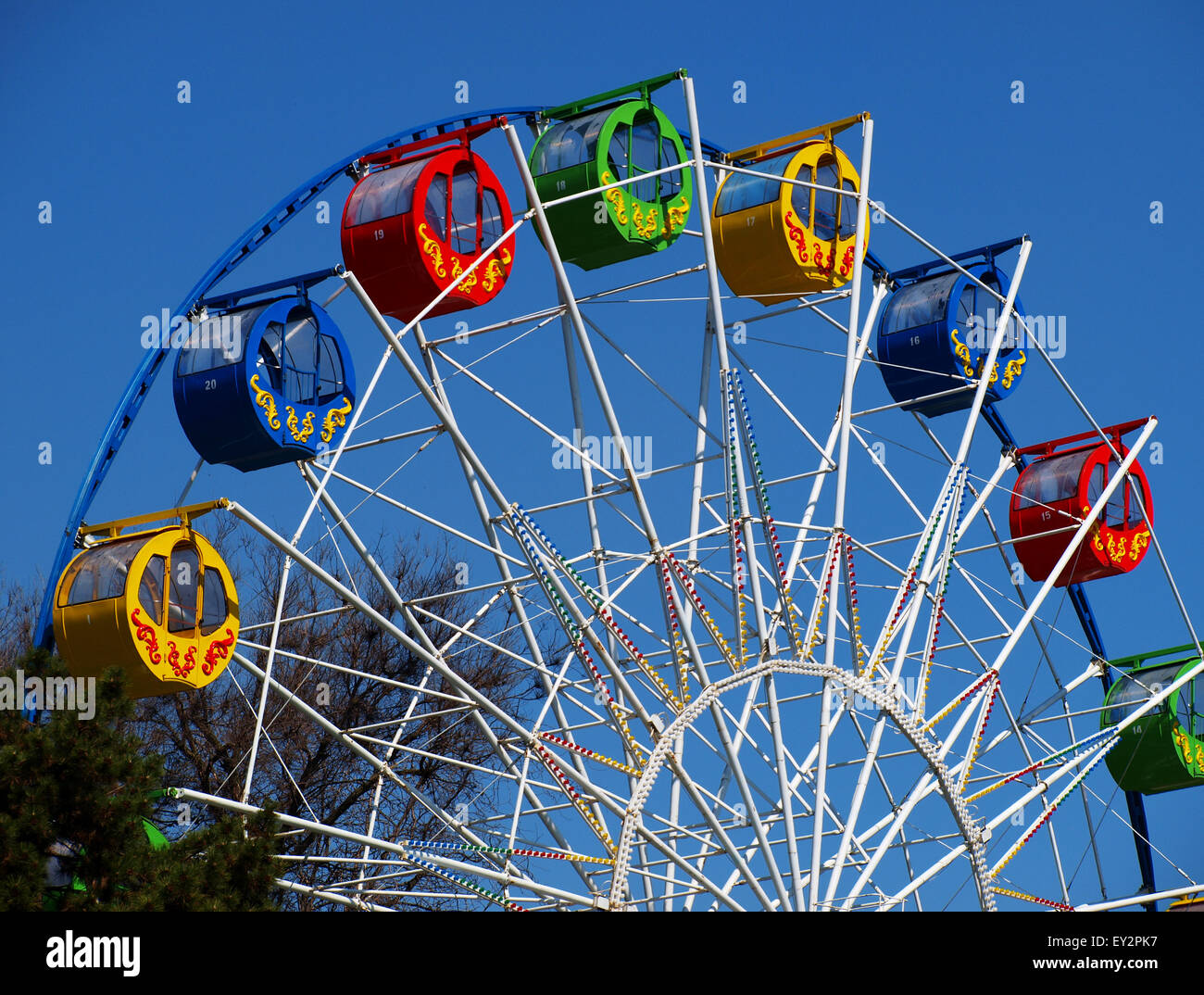 Ferris wheel in the spring amusement park awaits visitors Stock Photo ...