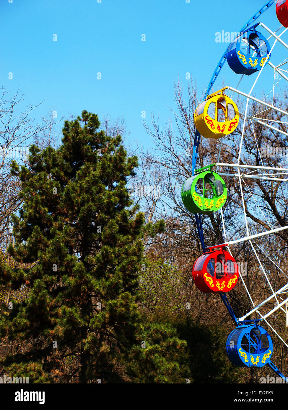 Ferris wheel in the spring amusement park awaits visitors Stock Photo ...