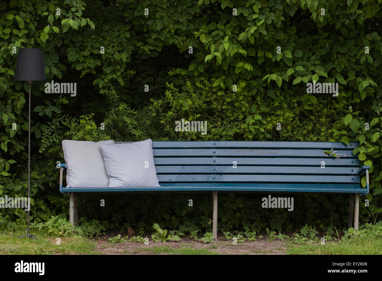 Homeless man on a park bench with a cardboard sign Stock Photo - Alamy