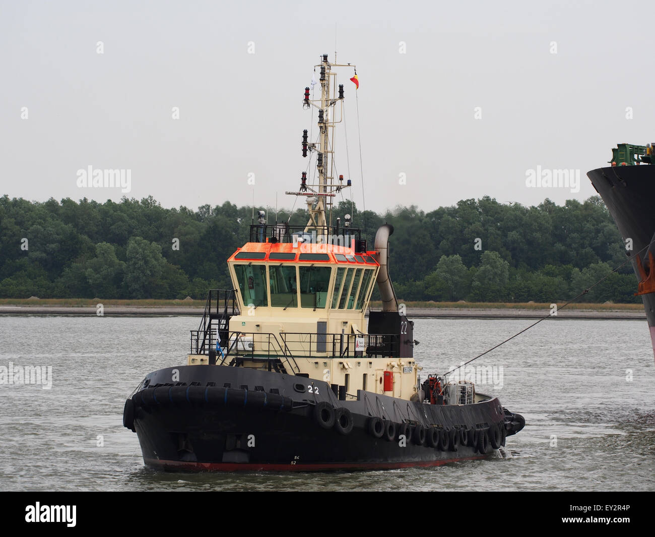 Ships maneuvering in port hi-res stock photography and images - Alamy