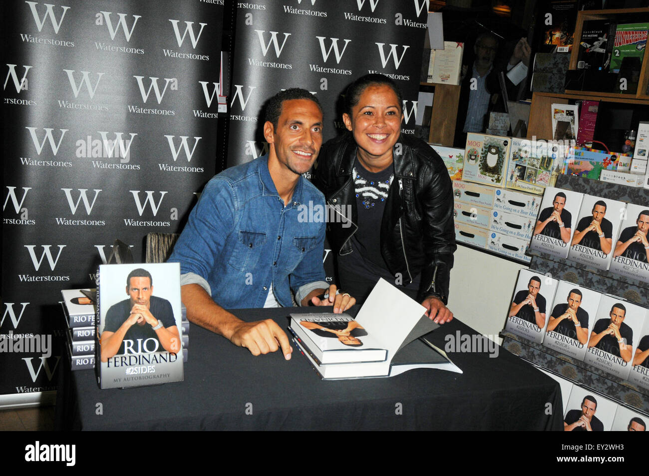 Rio ferdinand signing his book rio hi-res stock photography and images ...