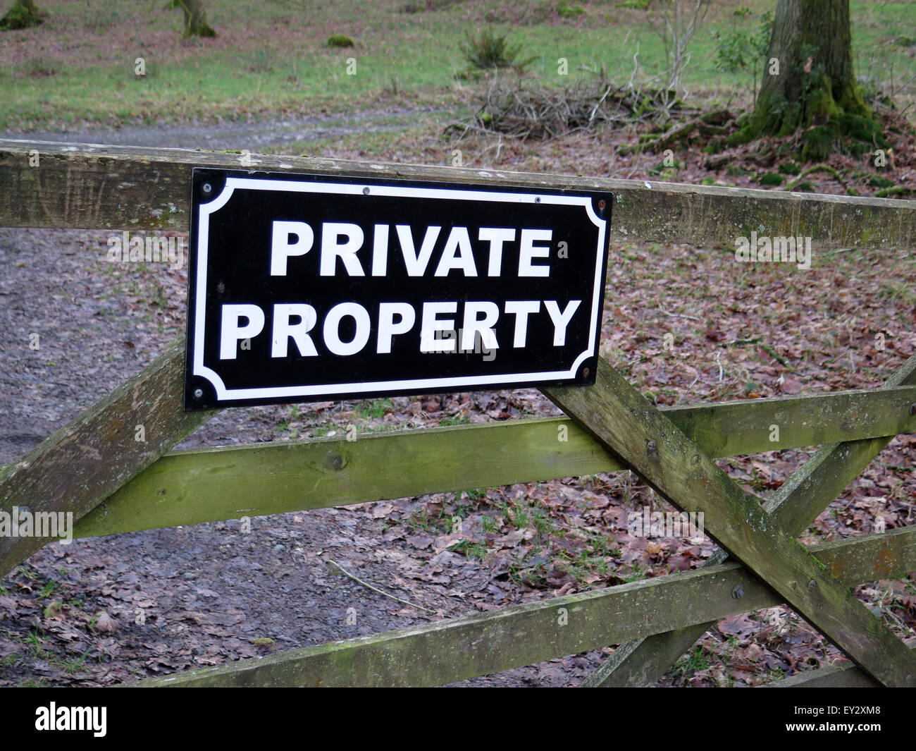 Private property notice on gate hi-res stock photography and images - Alamy
