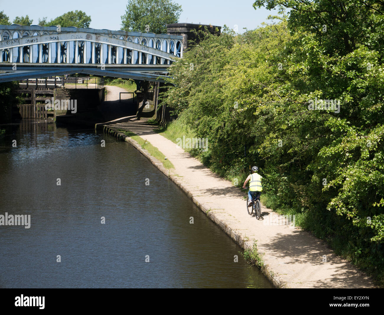Cycling on the towpath hi-res stock photography and images - Alamy
