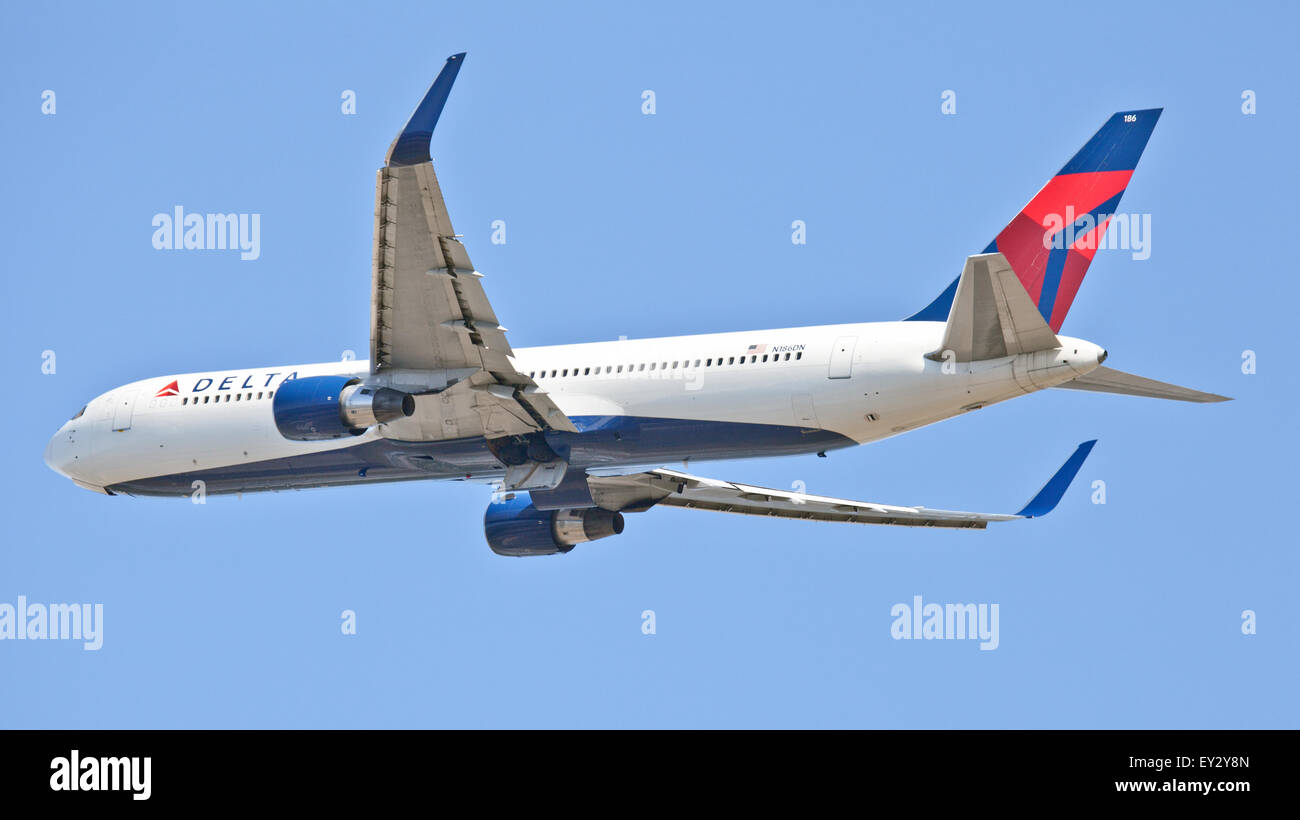 Delta air lines boeing 767 taking off hi-res stock photography and ...