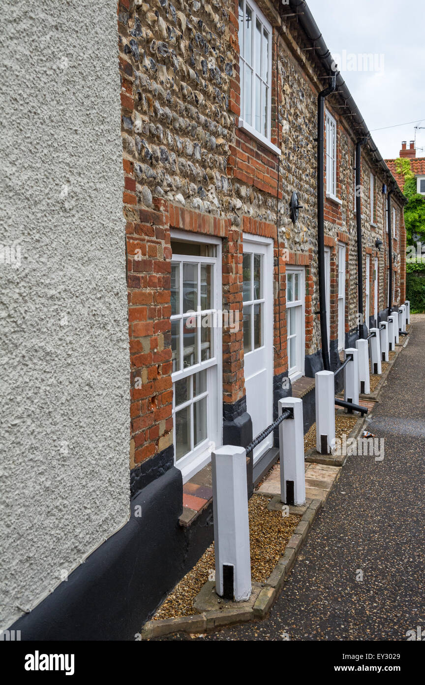 Traditional brick built cottages hi-res stock photography and images ...
