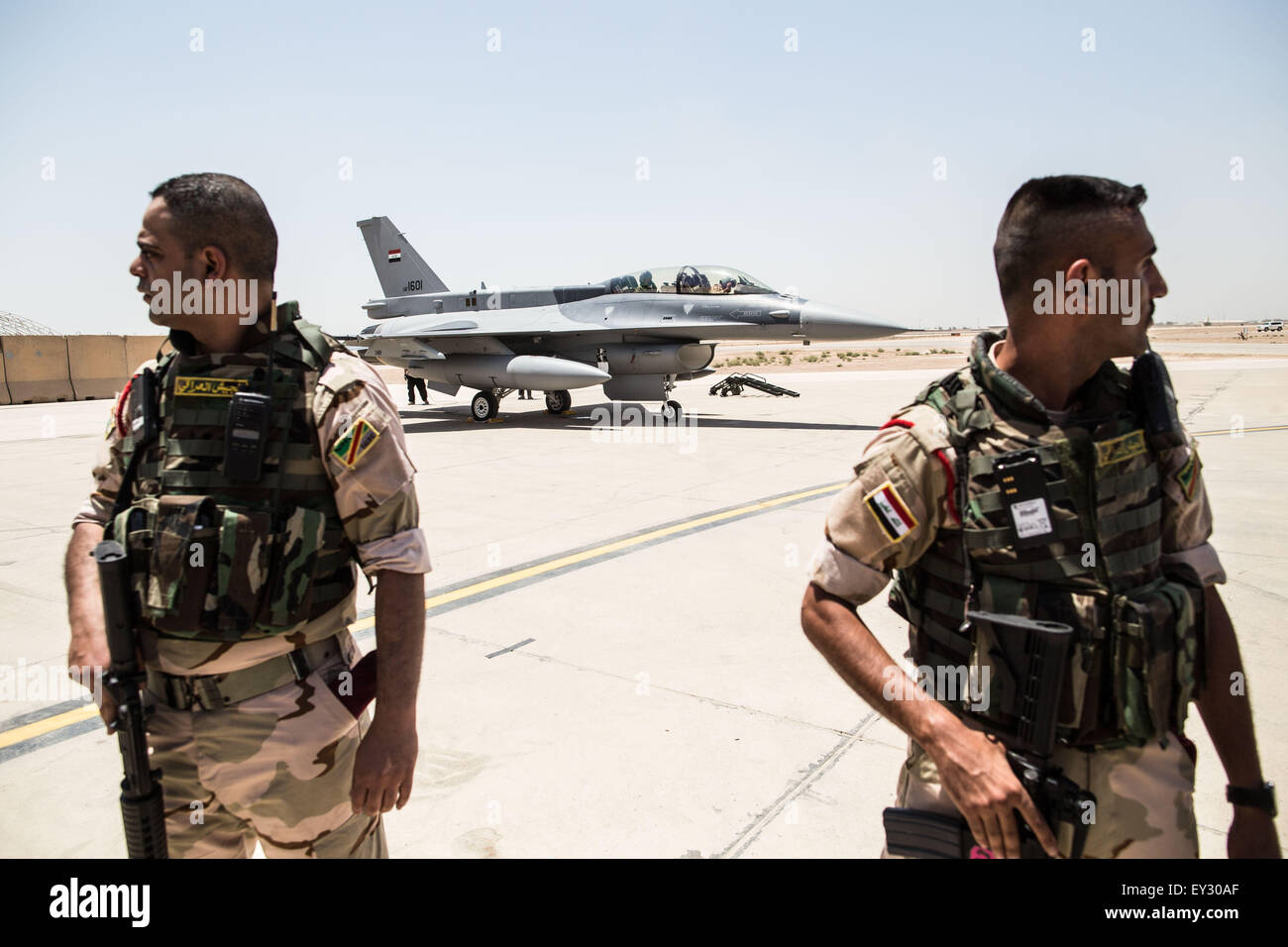 Balad, Northern Iraq. 20th July, 2015. Iraqi soldiers guard in front of ...