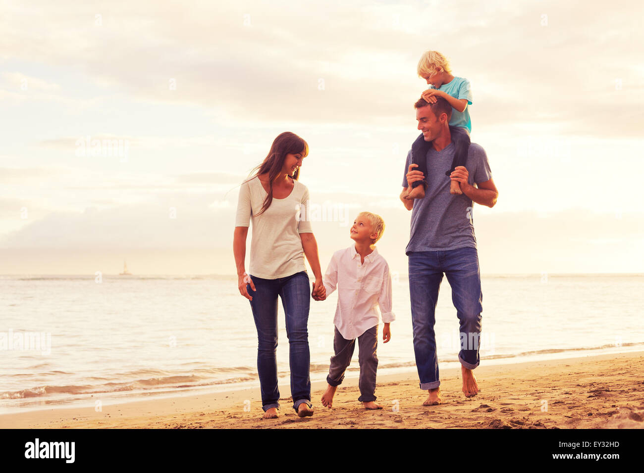 Family beach walking happy summer hi-res stock photography and images ...