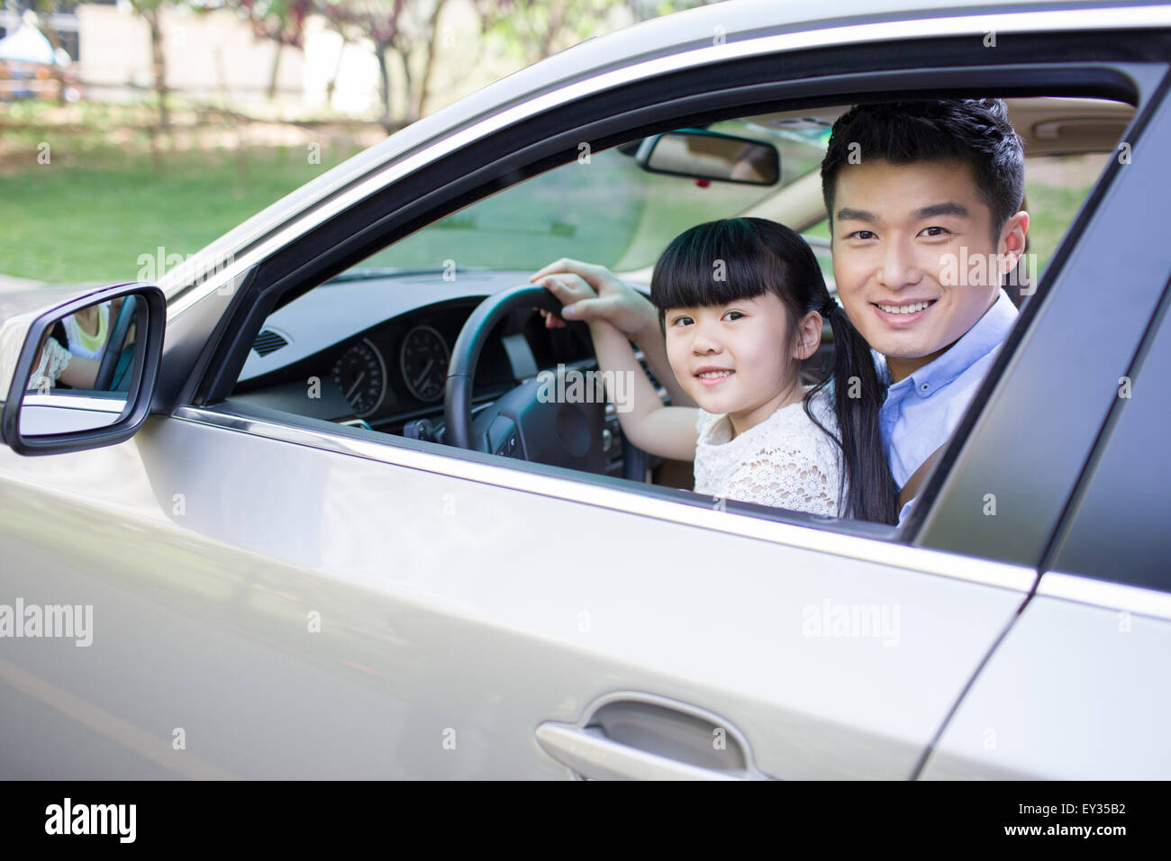 Happy father and daughter in a car Stock Photo - Alamy
