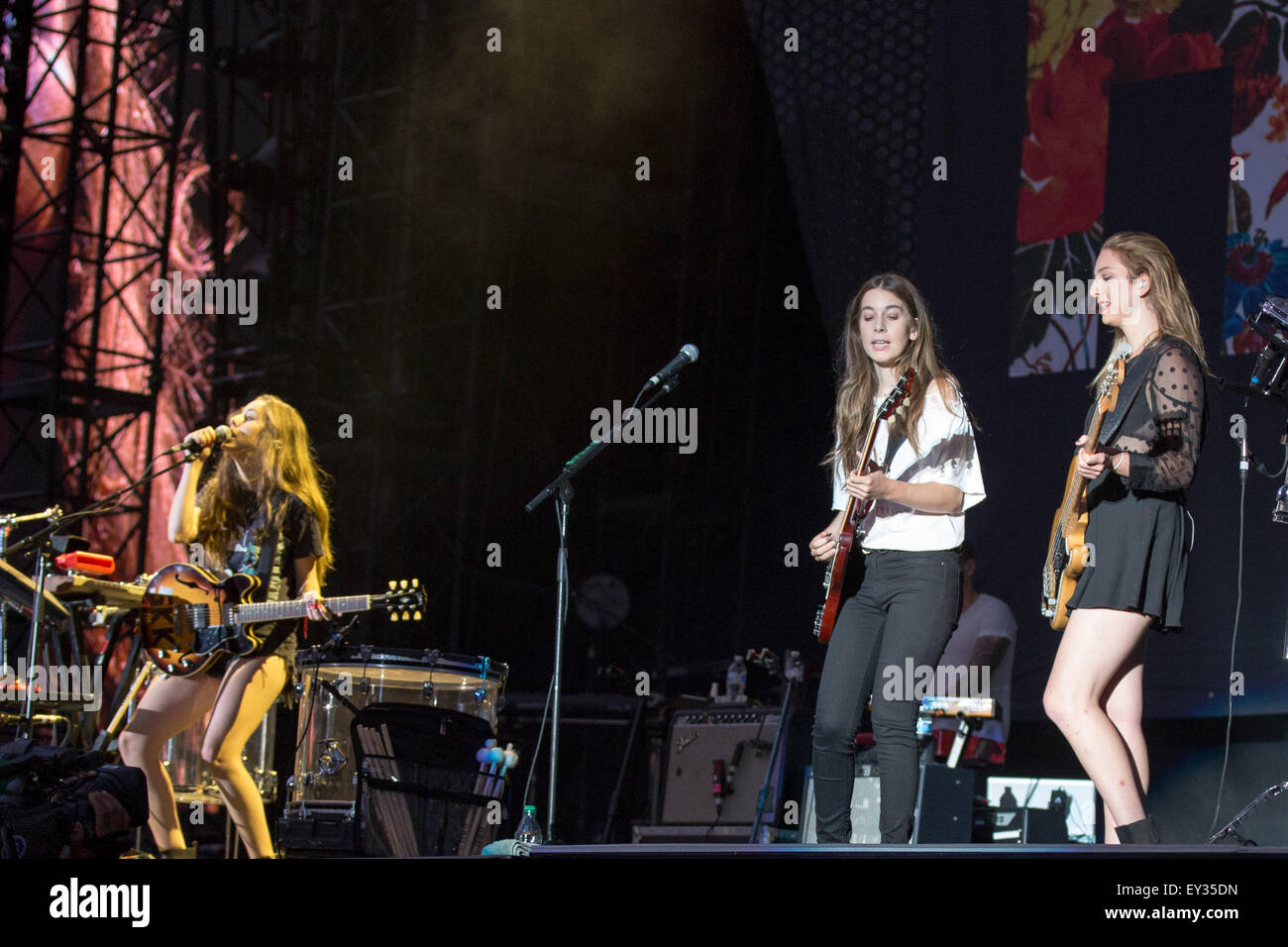 Haim band hi-res stock photography and images - Alamy