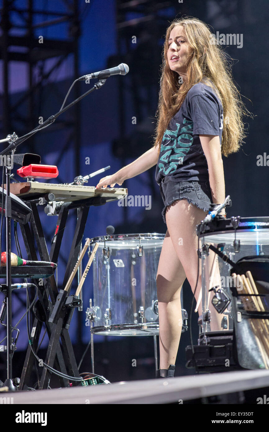 Alana haim hi-res stock photography and images - Alamy