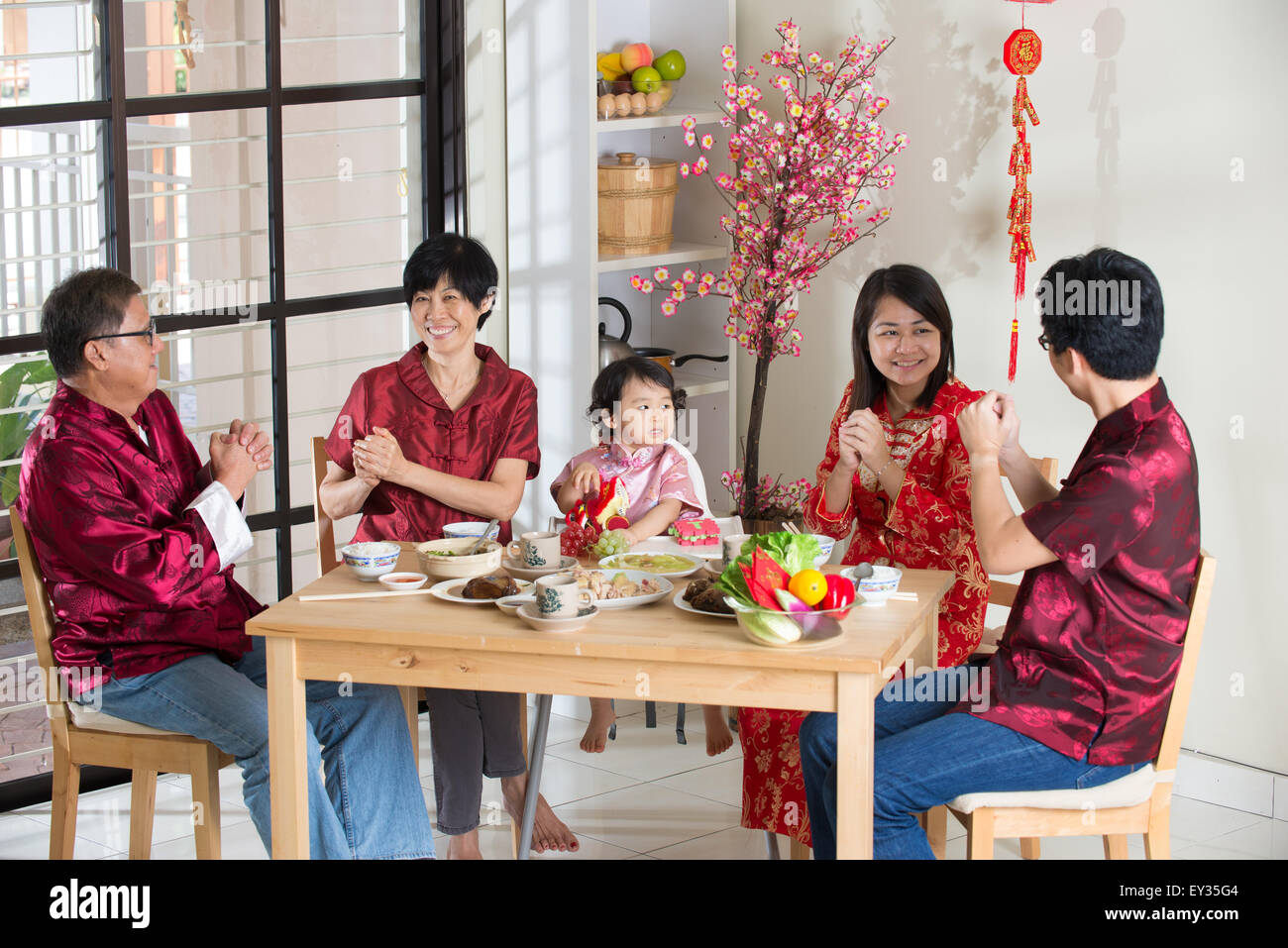 Chinese new year reunion dinner hi-res stock photography and images - Alamy