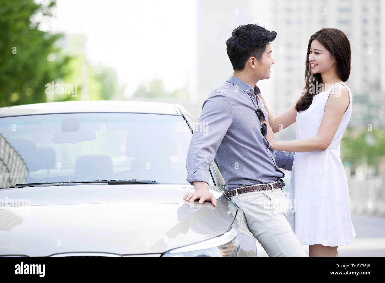 Happy young couple and car Stock Photo - Alamy