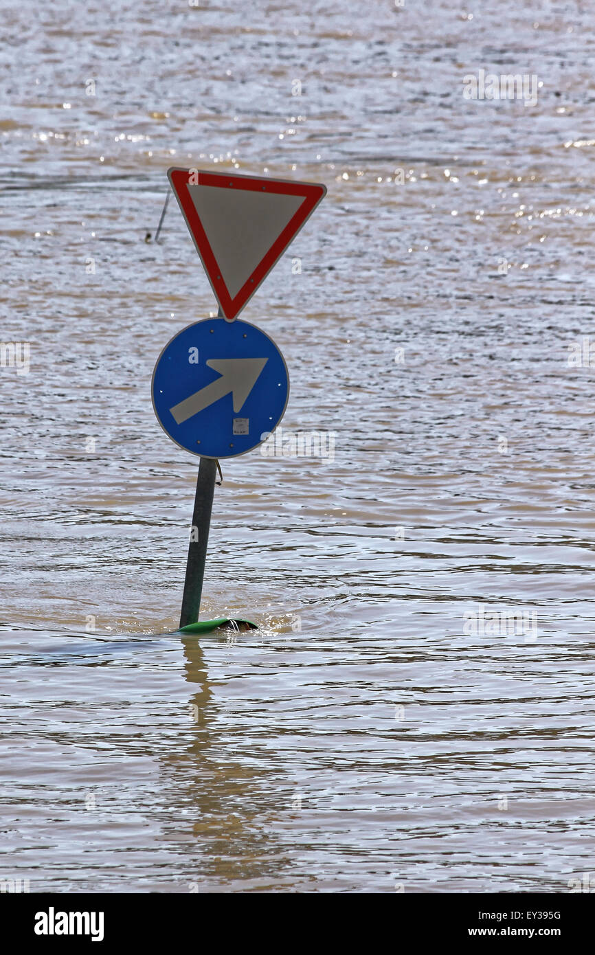 Flood warning traffic sign hi-res stock photography and images - Alamy