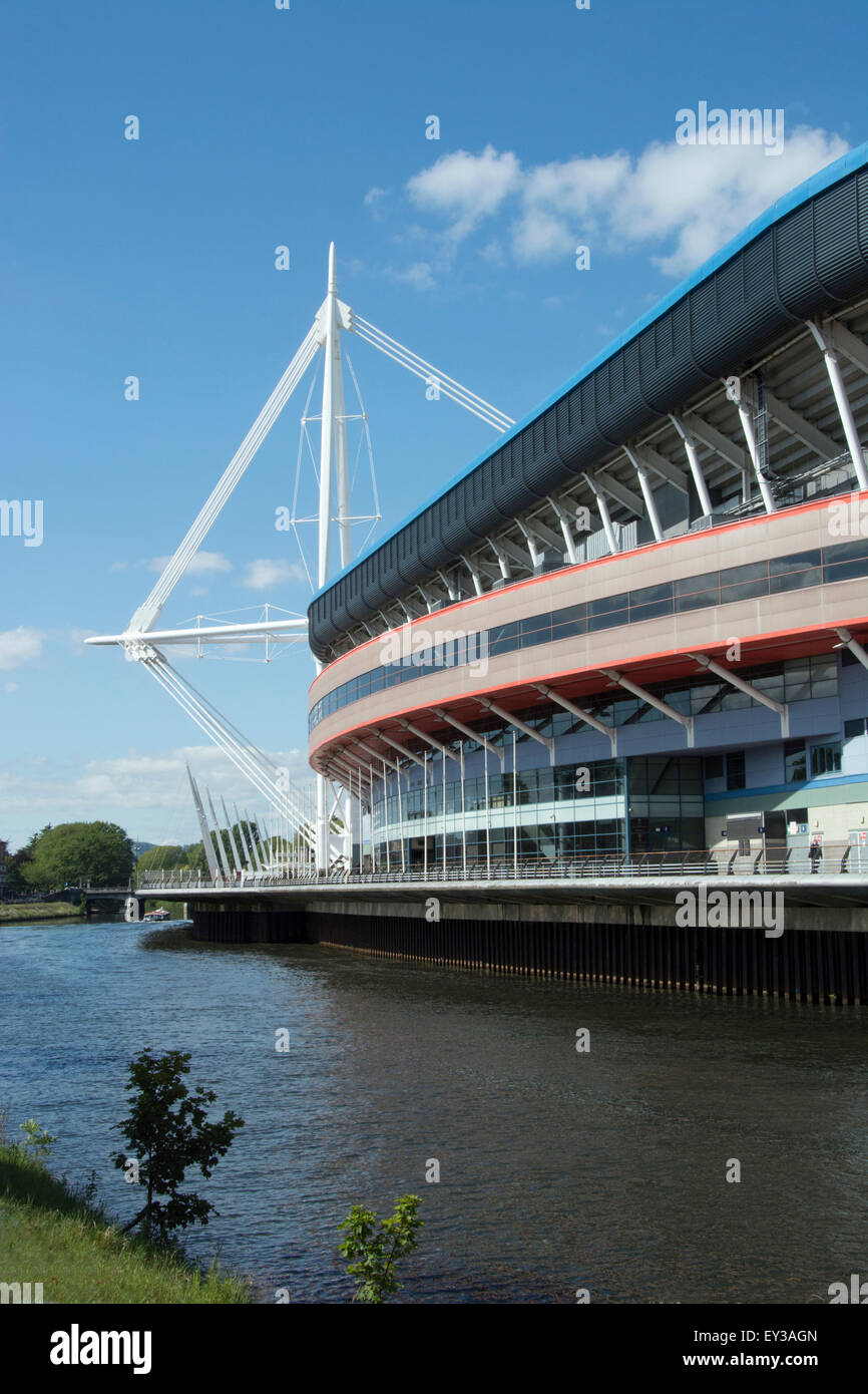 WALES; CARDIFF; THE RIVER TAFF ALONGSIDE MILLENIUM STADIUM Stock Photo ...