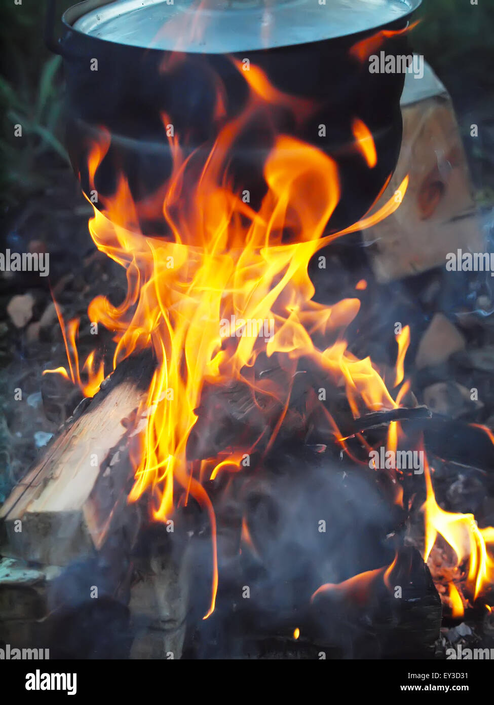Campfire, old coffee pot on the fire hi-res stock photography and ...