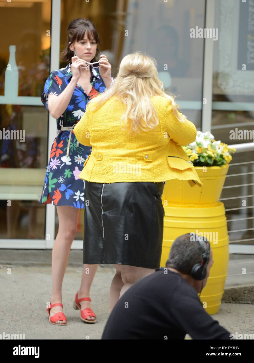 Dakota Johnson and Rebel Wilson on the set of How to be Single ...