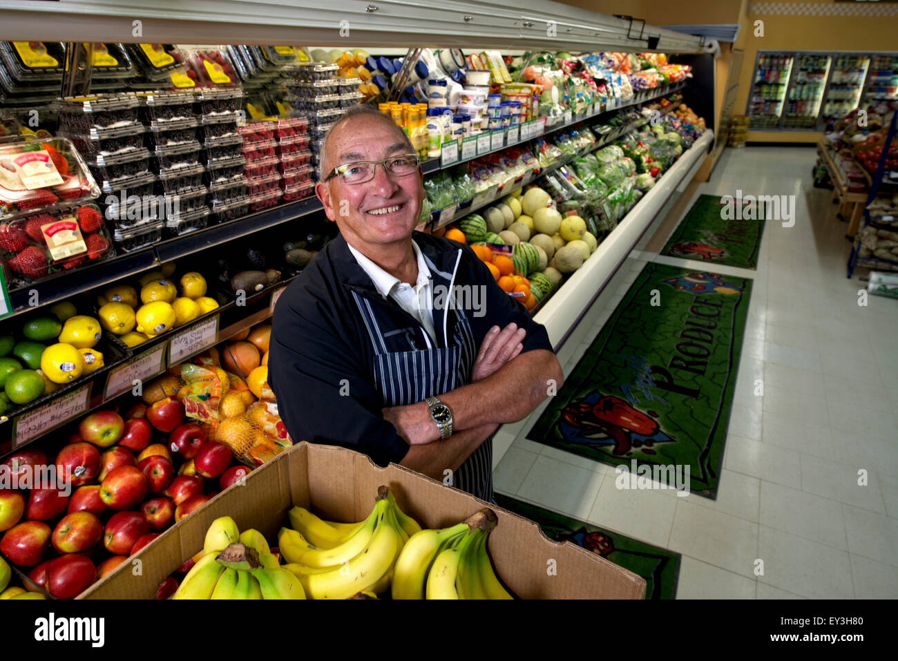 Small fruit vegetable shop display hi-res stock photography and images ...