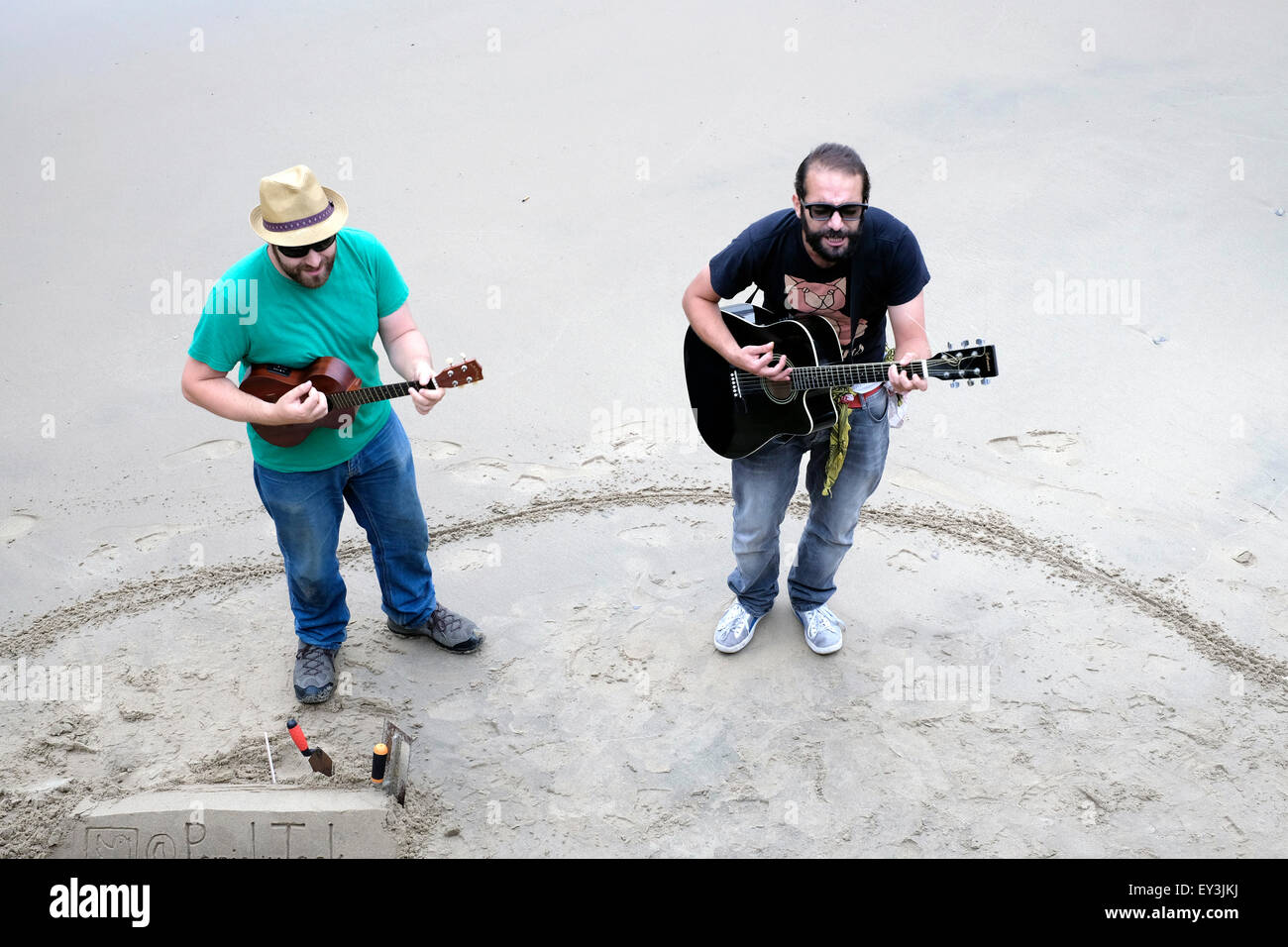 Female musicians busking hi-res stock photography and images - Alamy
