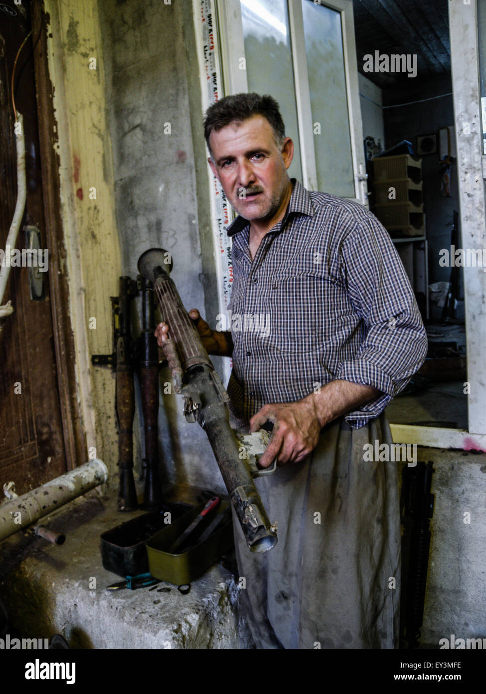 Arbil, Iraq. 20th July, 2015. Ibrahim Hassan shows the RBG Great weapon ...