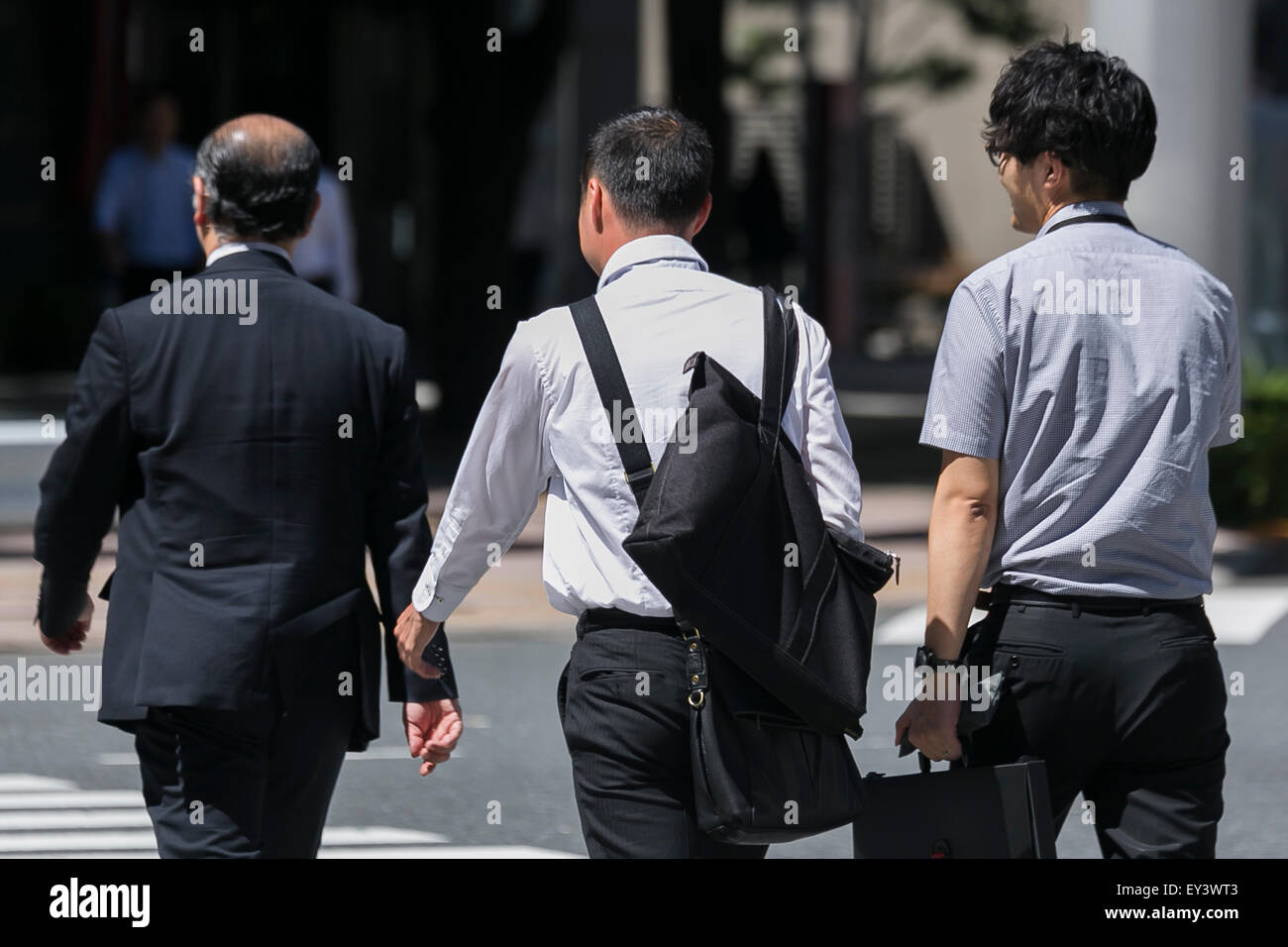 Japanese office workers walk hi-res stock photography and images - Alamy