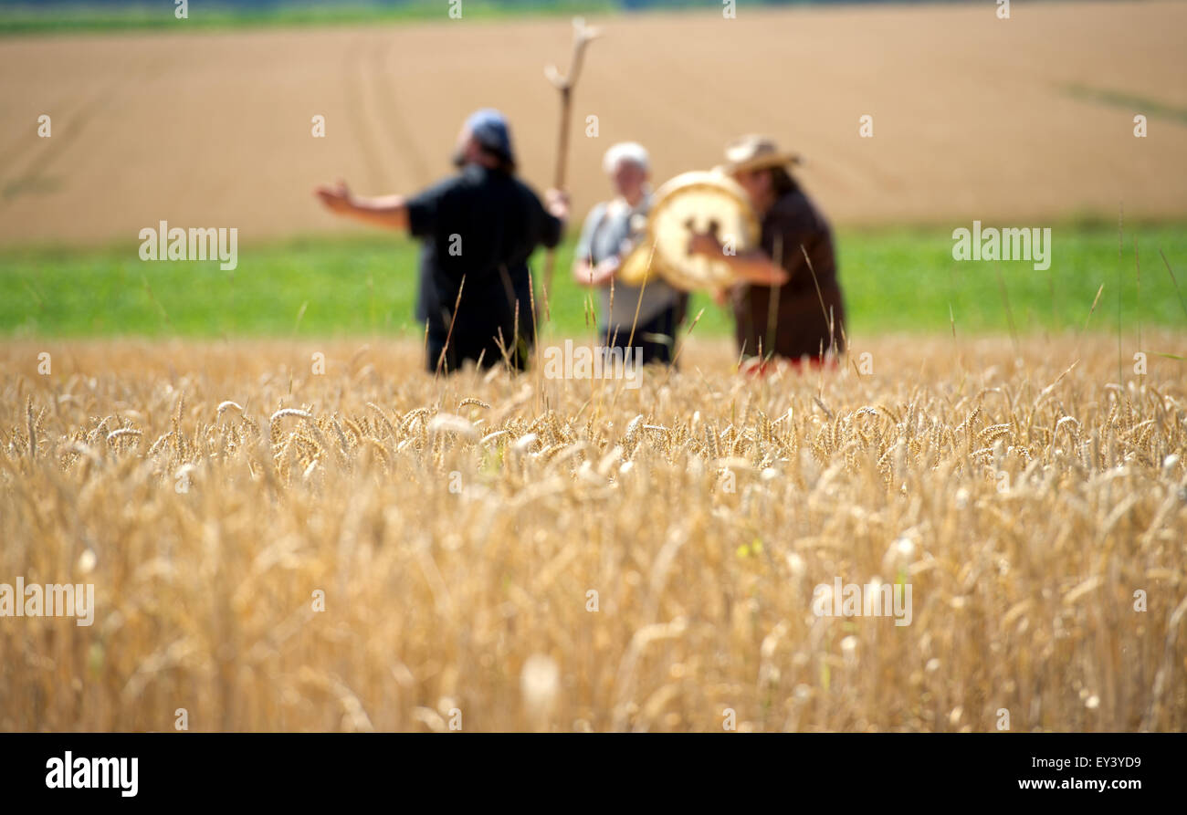 Alling, Germany. 21st July, 2015. Three men with musical instruments ...