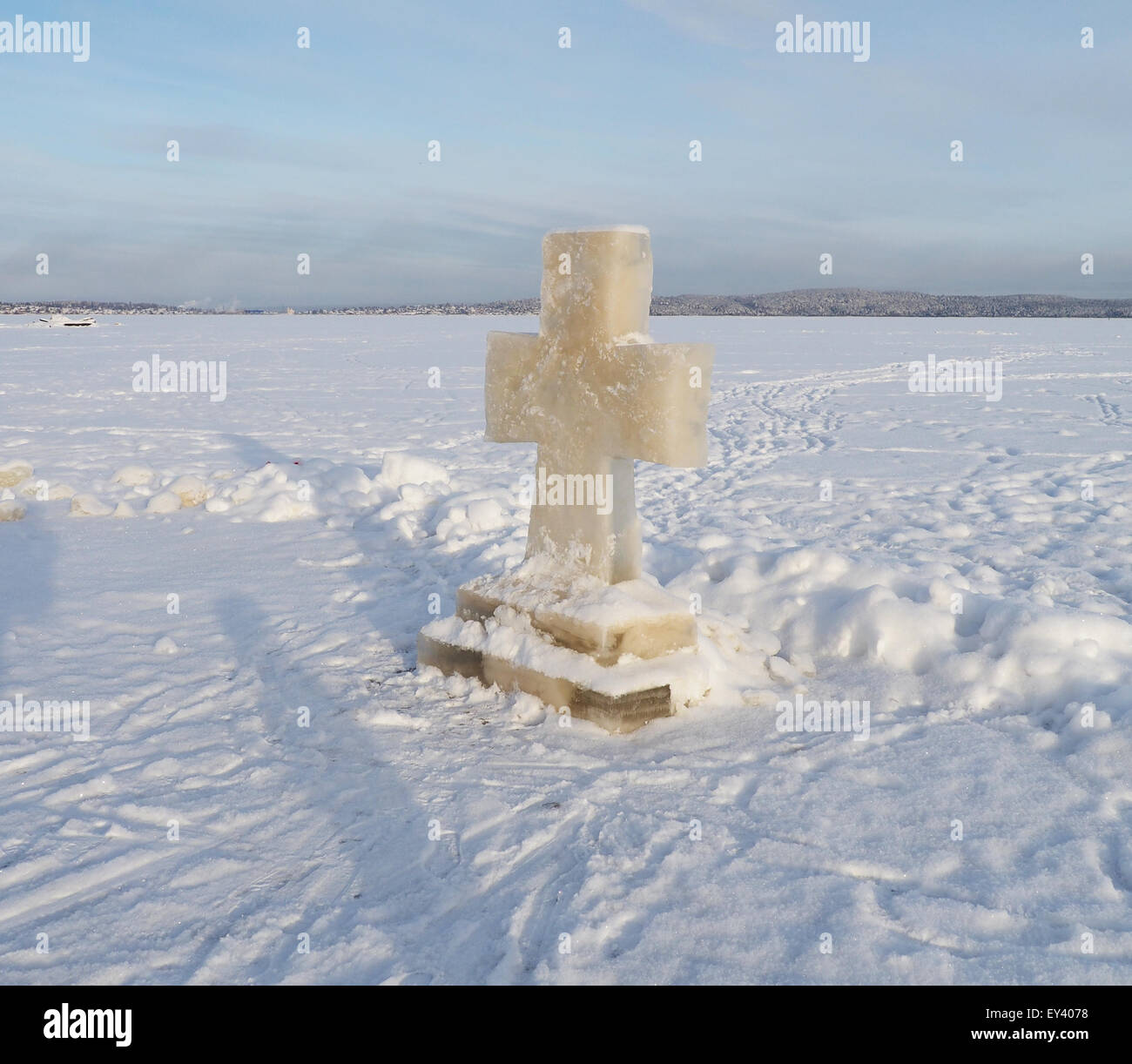Blue winter cross ice crucifix hi-res stock photography and images - Alamy