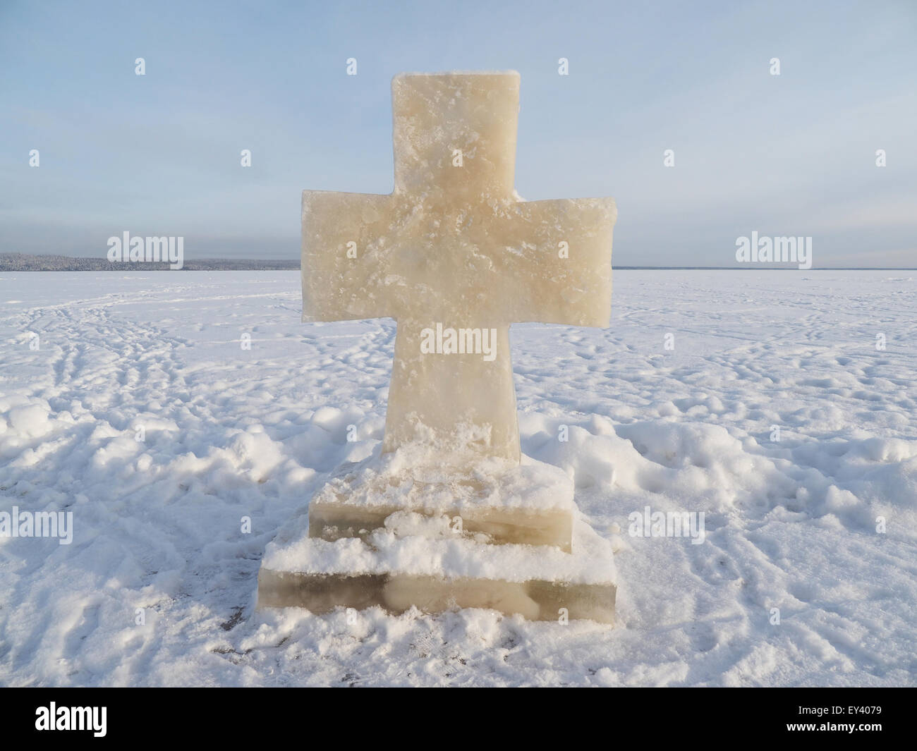 Blue winter cross ice crucifix hi-res stock photography and images - Alamy