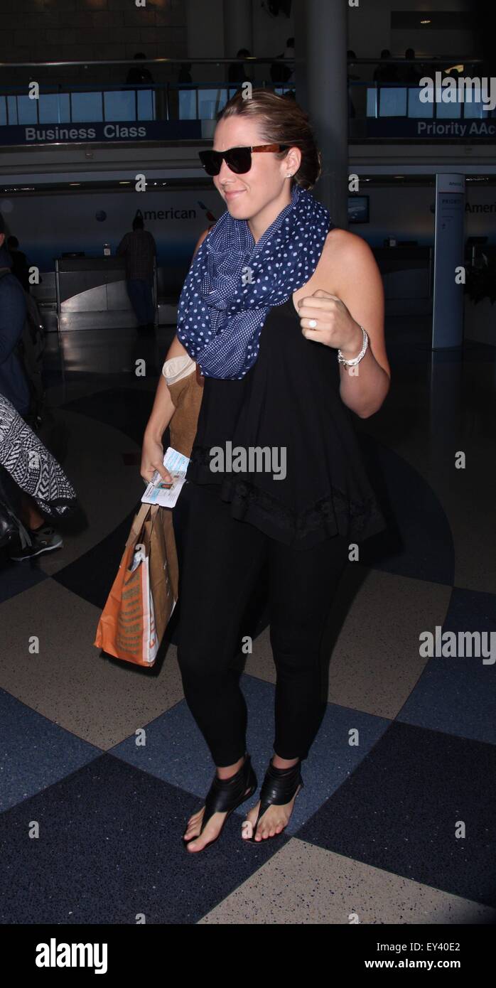 Pop singer-songwriter Colbie Caillat arrives to catch a flight out of ...