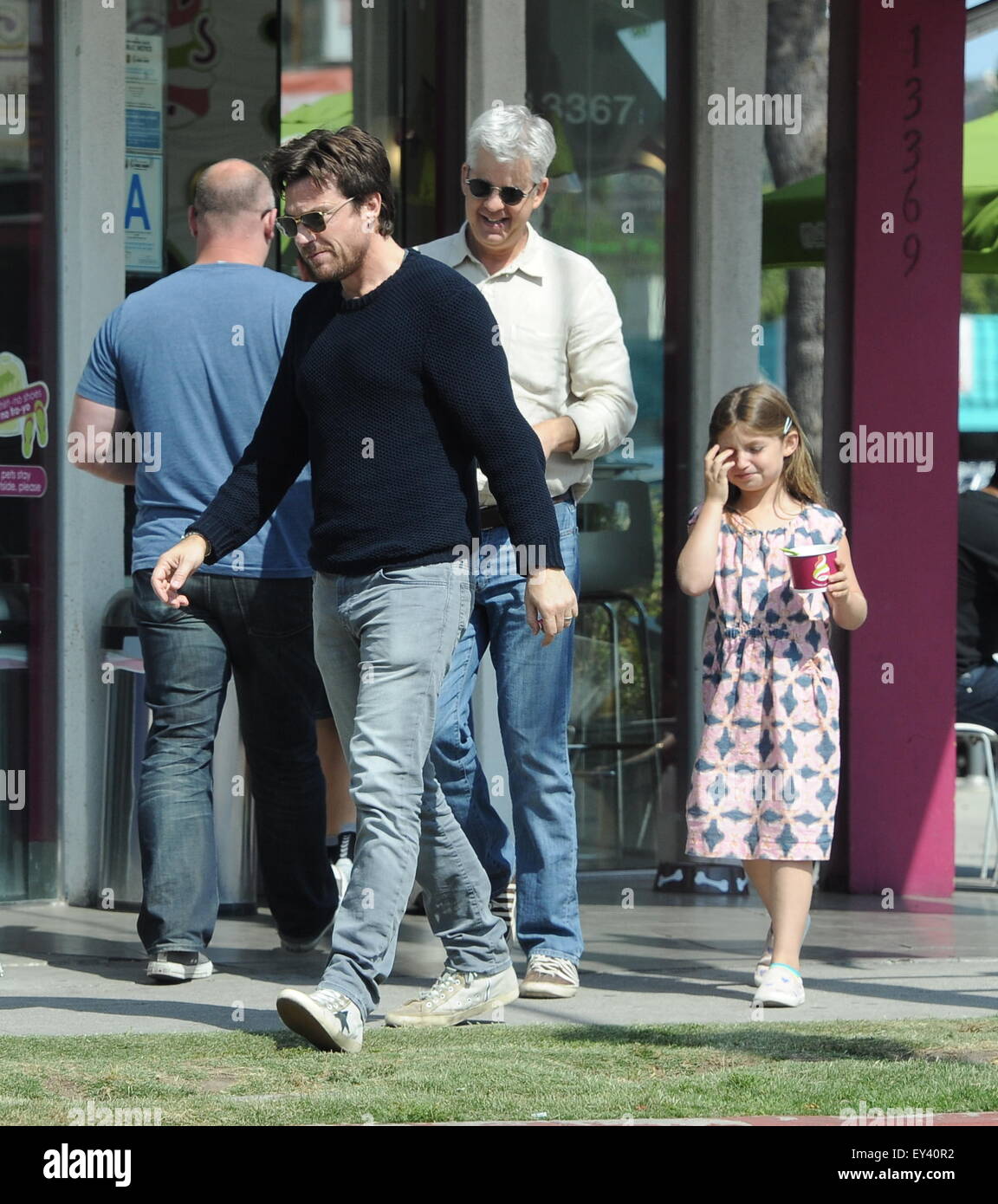 Actor Jason Bateman spending quality time with his dad Kent and ...