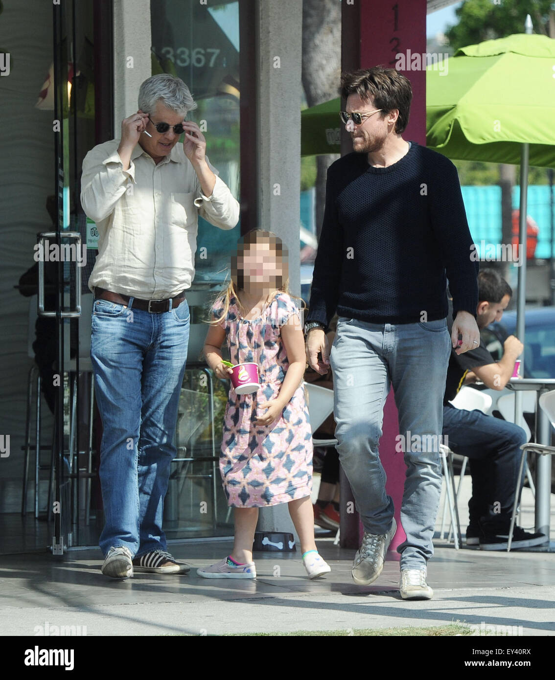 Actor Jason Bateman spending quality time with his dad Kent and ...