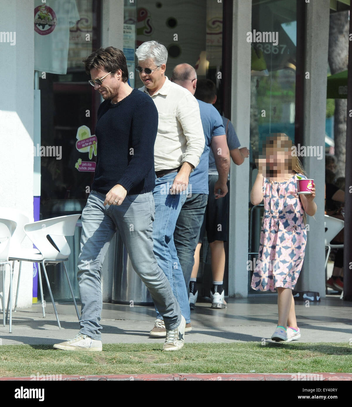 Actor Jason Bateman spending quality time with his dad Kent and ...