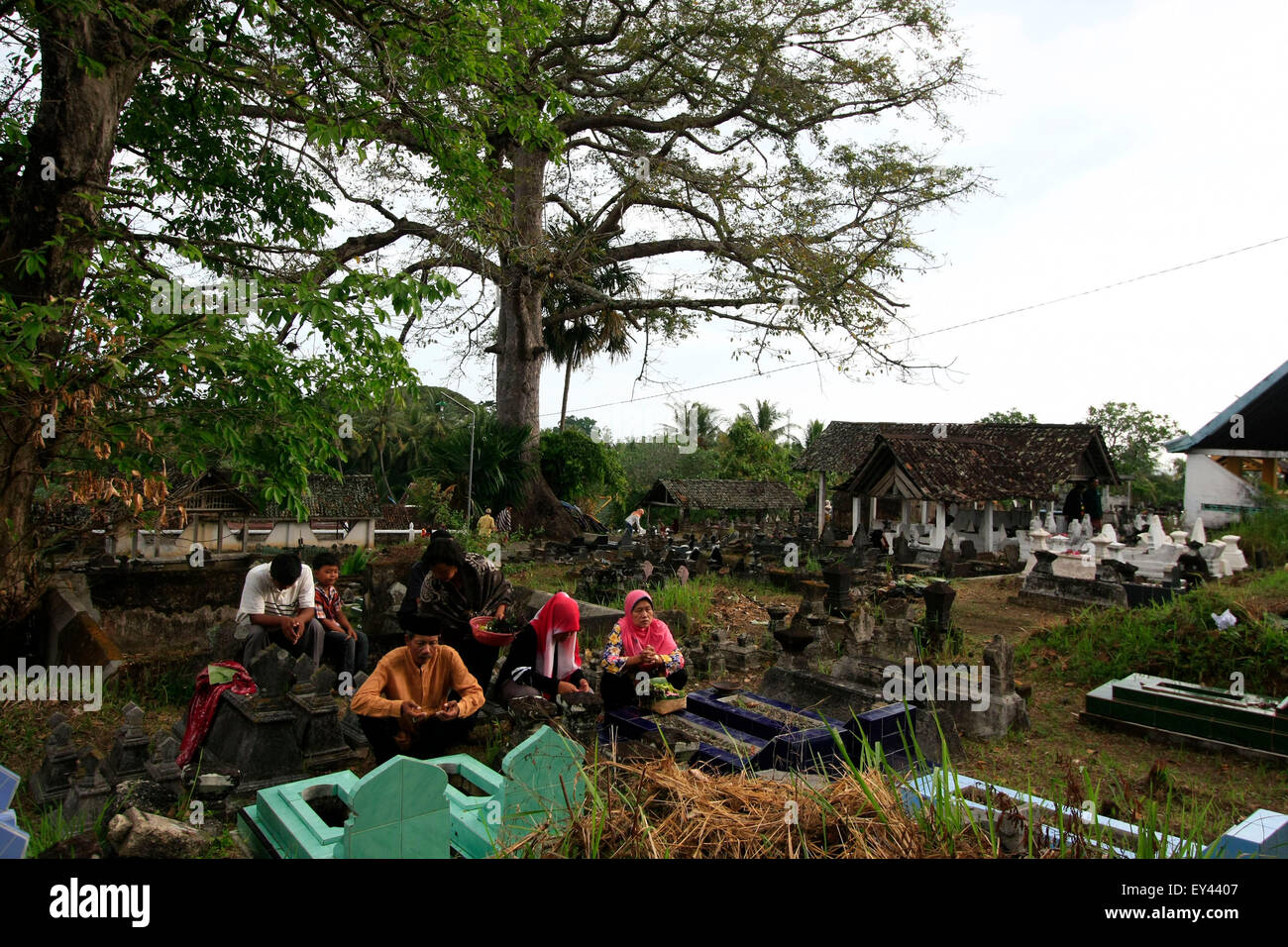 Residents dressed in traditional Javanese followed Nyadran ritual in ...