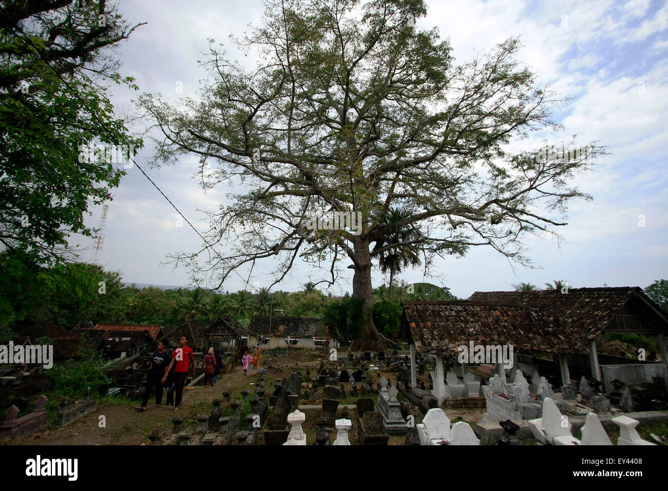 Residents dressed in traditional Javanese followed Nyadran ritual in ...