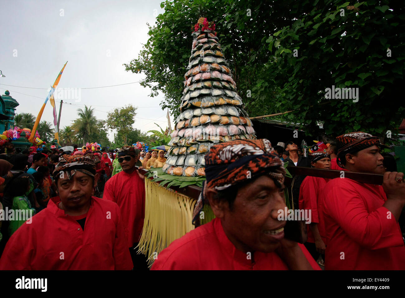 Residents dressed in traditional Javanese followed Nyadran ritual in ...