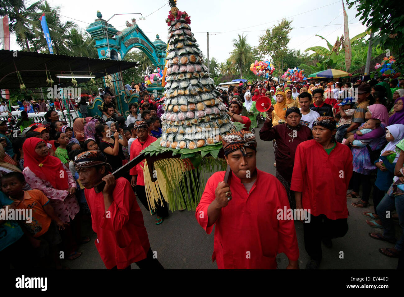Residents dressed in traditional Javanese followed Nyadran ritual in ...