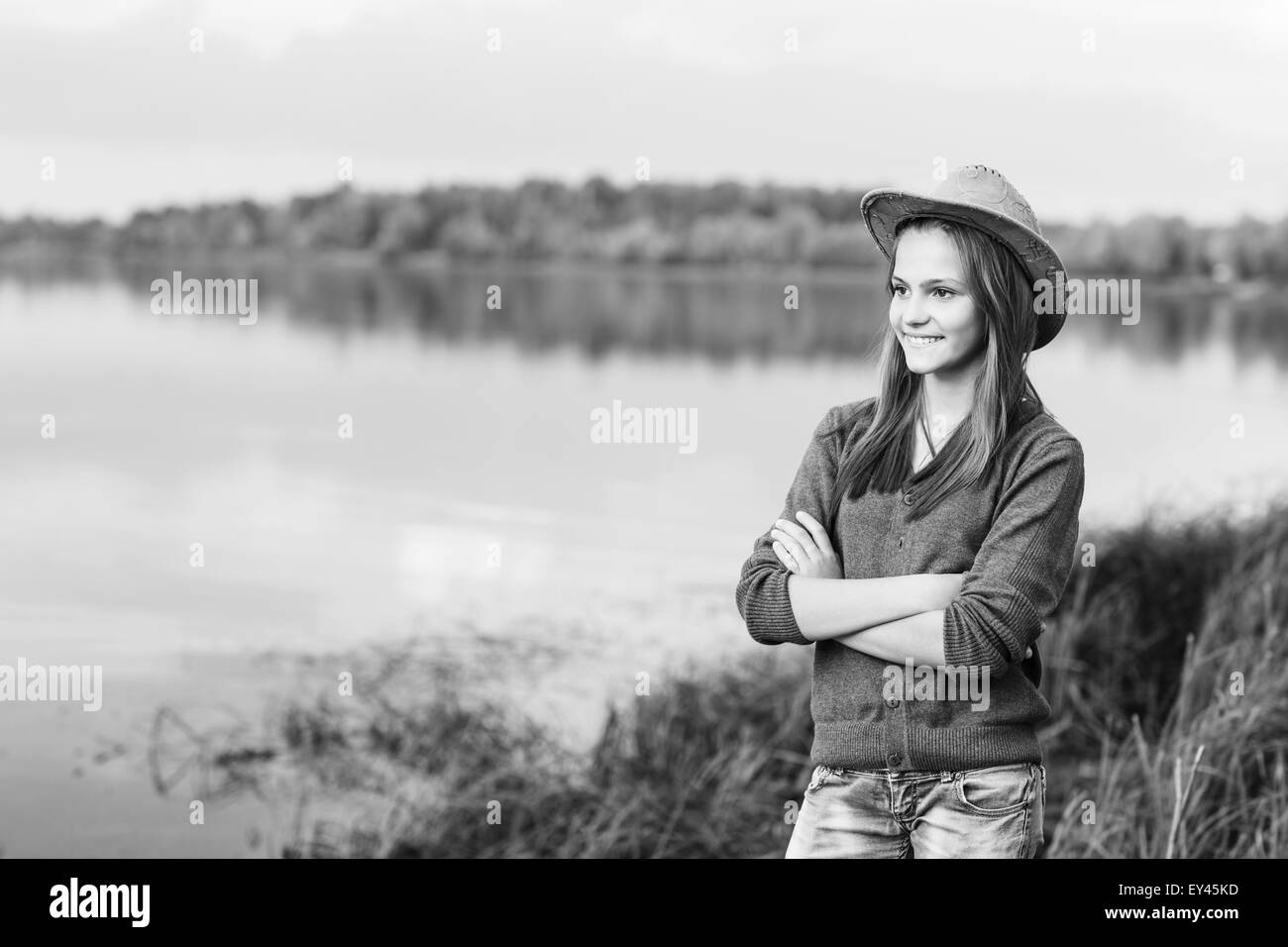 Girl at lake hi-res stock photography and images - Alamy