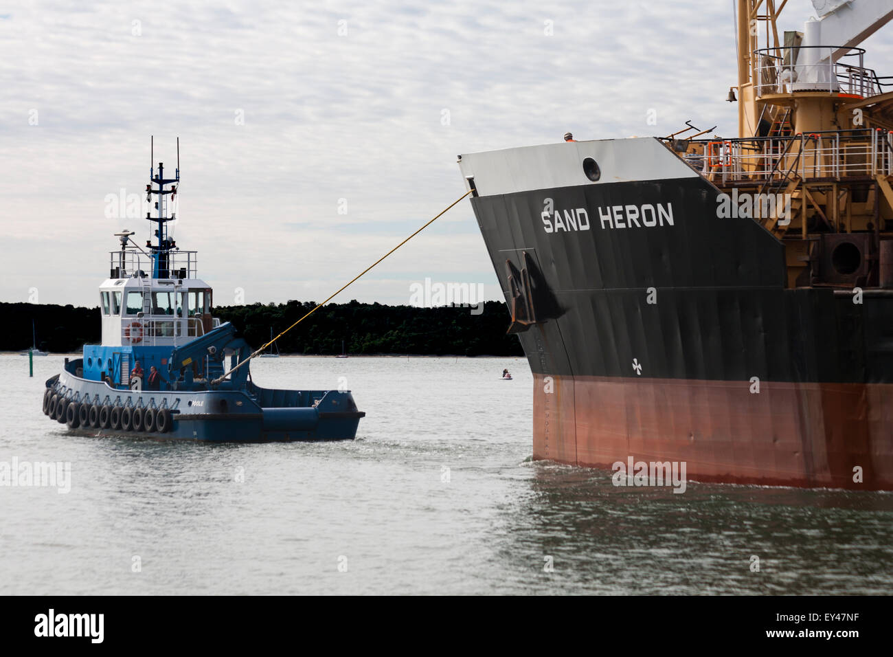 Tug boat tow line pulling hi-res stock photography and images - Alamy