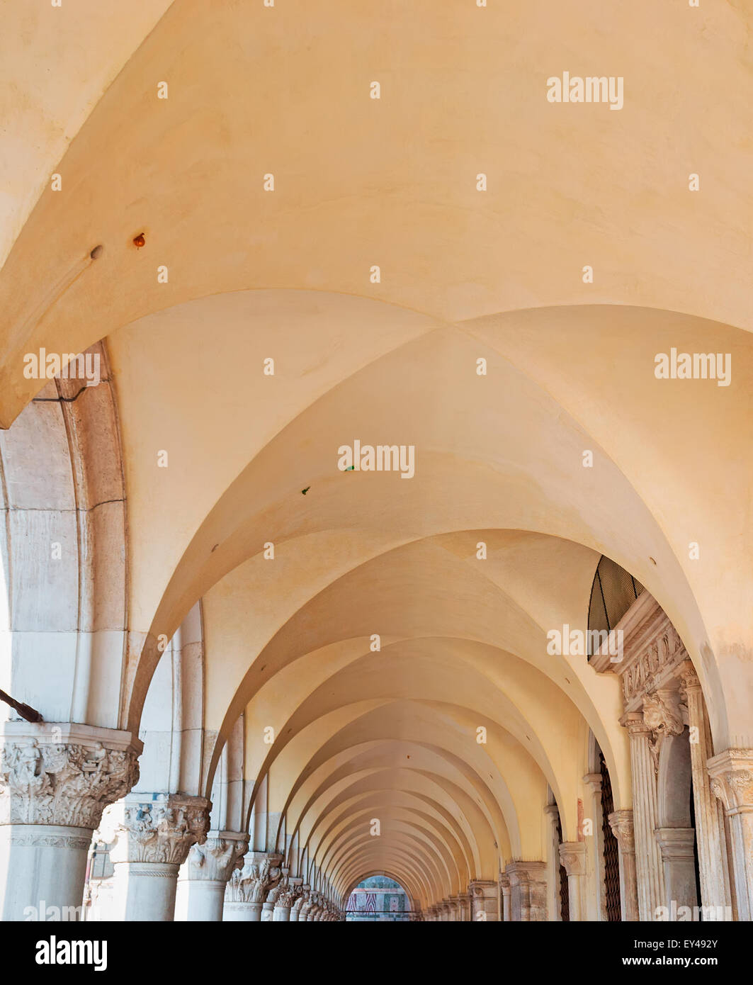 Arcade curve hi-res stock photography and images - Alamy