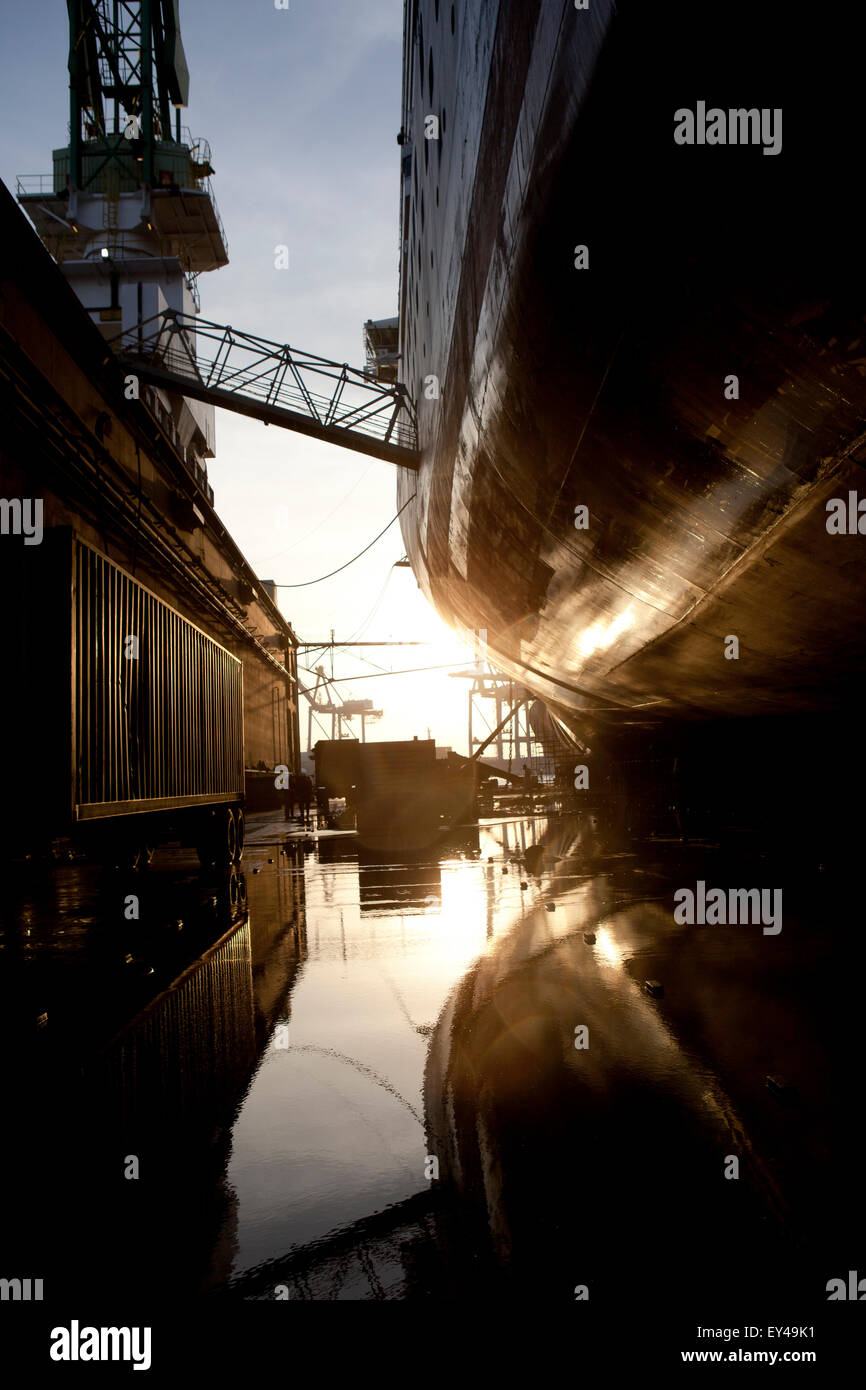 man at work on the shipyard for dry dock Stock Photo - Alamy