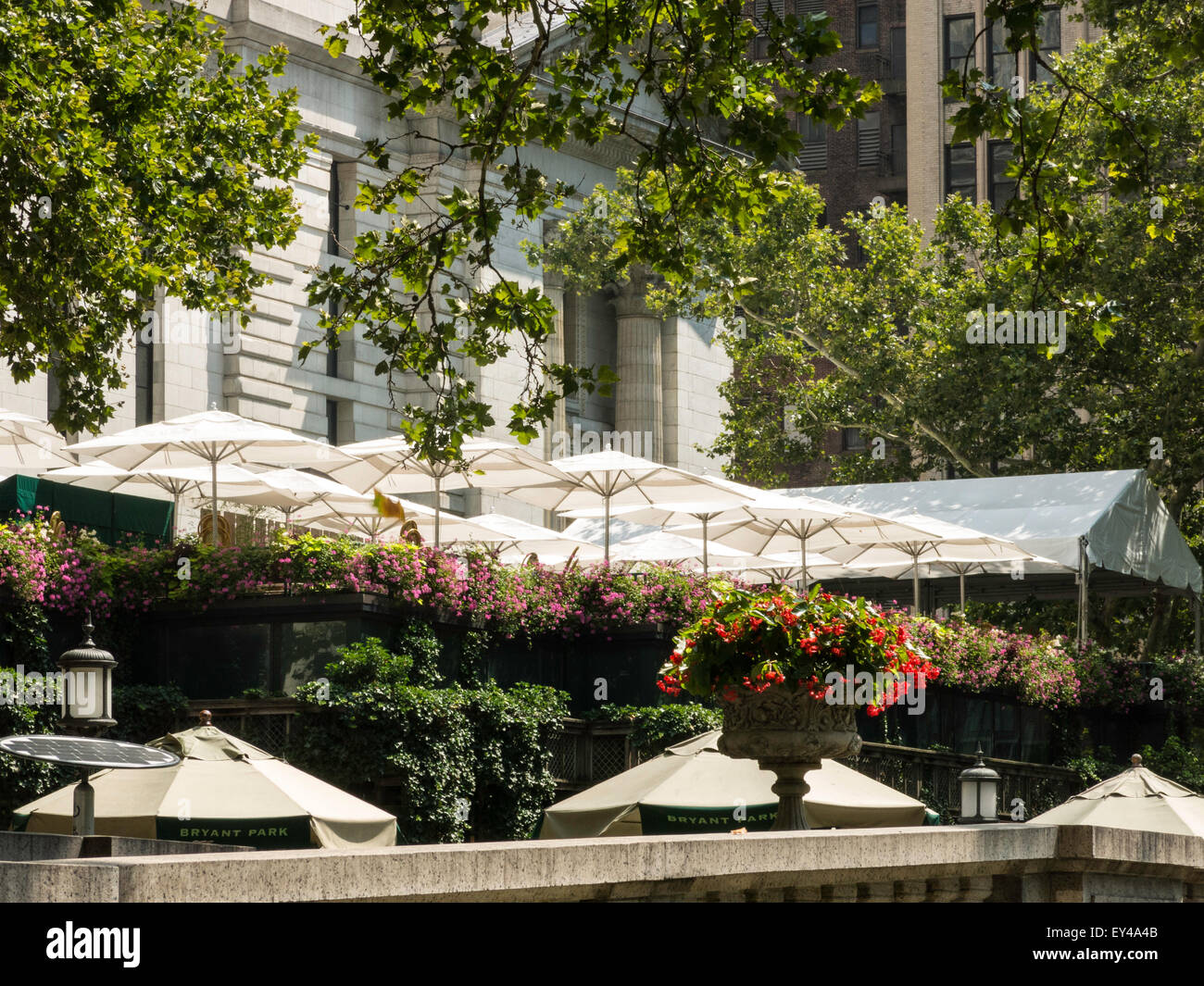 Rooftop dining nyc hi-res stock photography and images - Alamy
