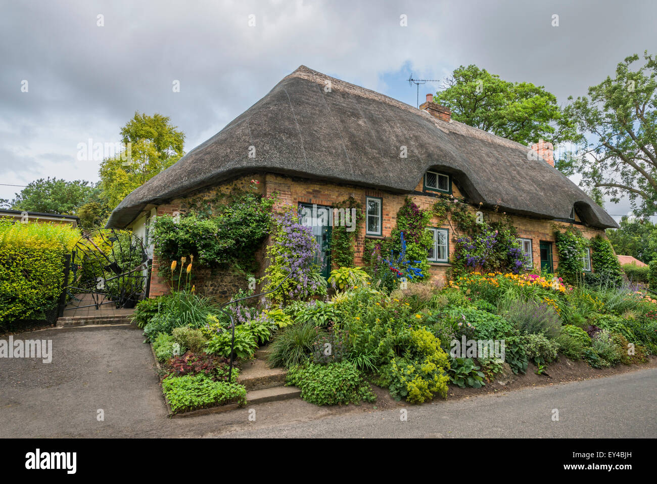 Traditional Thatched cottage in rural English countryside Stock Photo ...